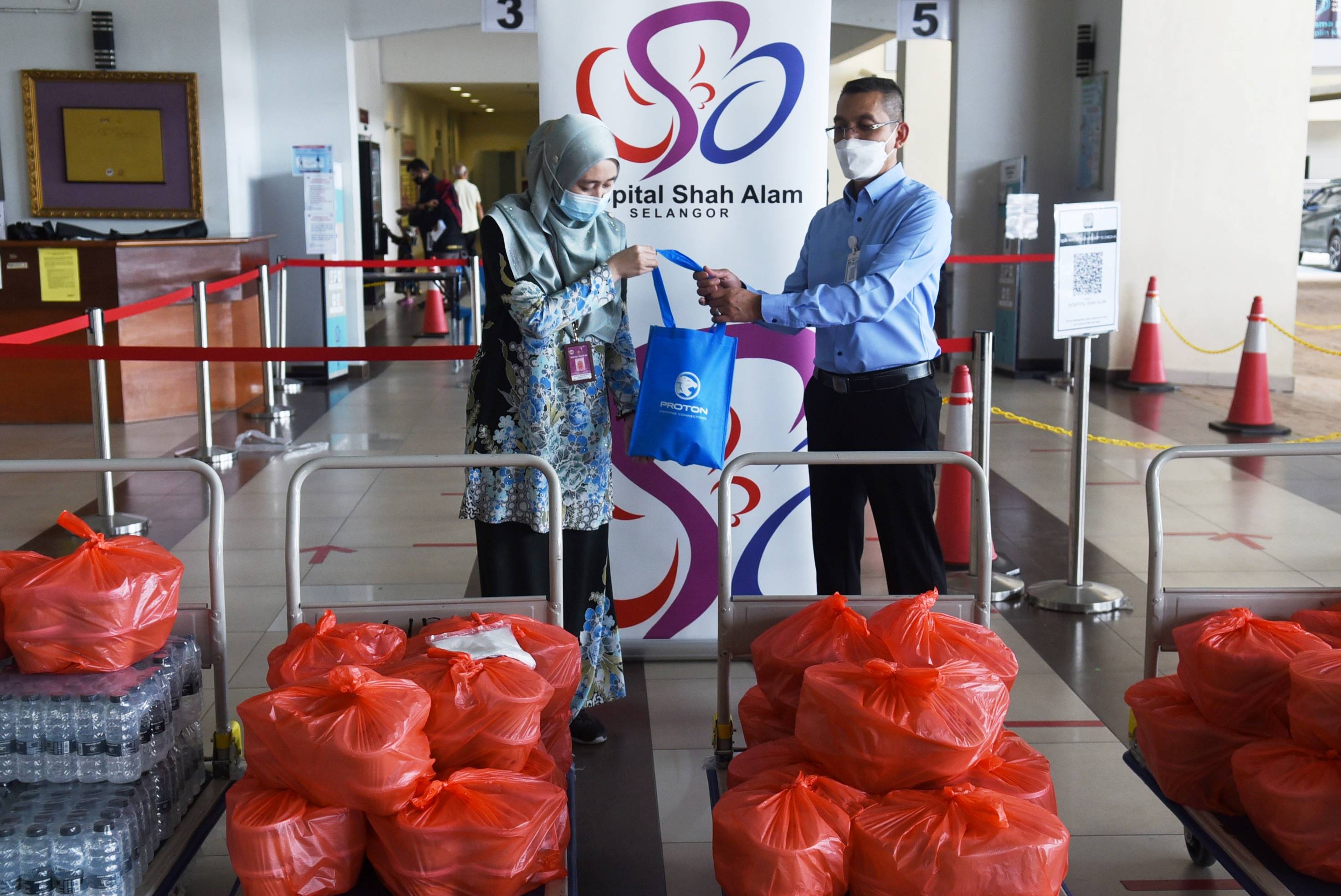 PROTON - PROTON DISTRIBUTES RAMADAN FARE TO FRONTLINERS